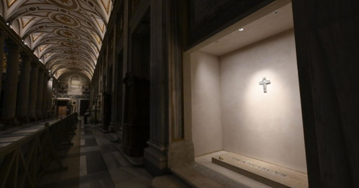 Papa Francesco, errore sulla lapide: la svista che fa discutere | Libero Quotidiano.it