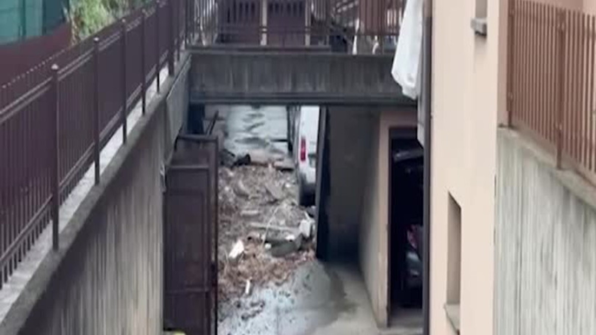 Bergamo, esplosione in villetta a Bagnatica: i mezzi di soccorso sul ...