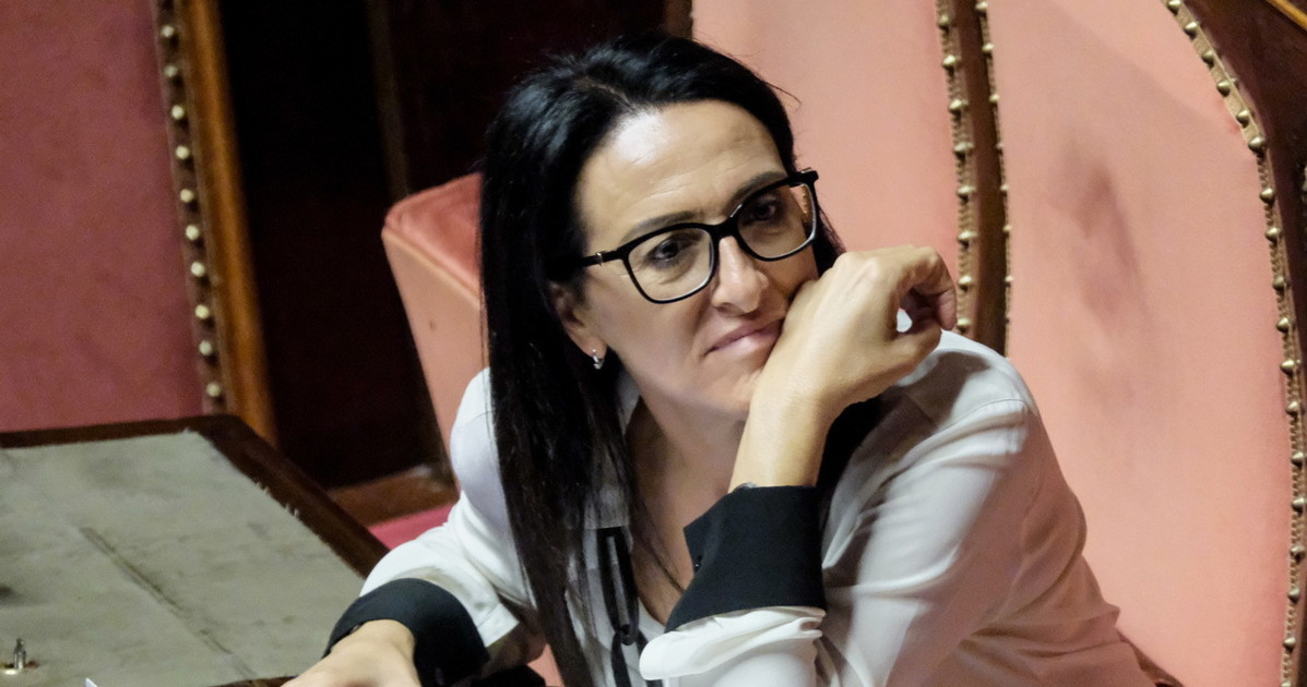 Valeria Valente del Pd insulta FdI: si scatena la rivolta, scatta l'esposto | Libero Quotidiano.it