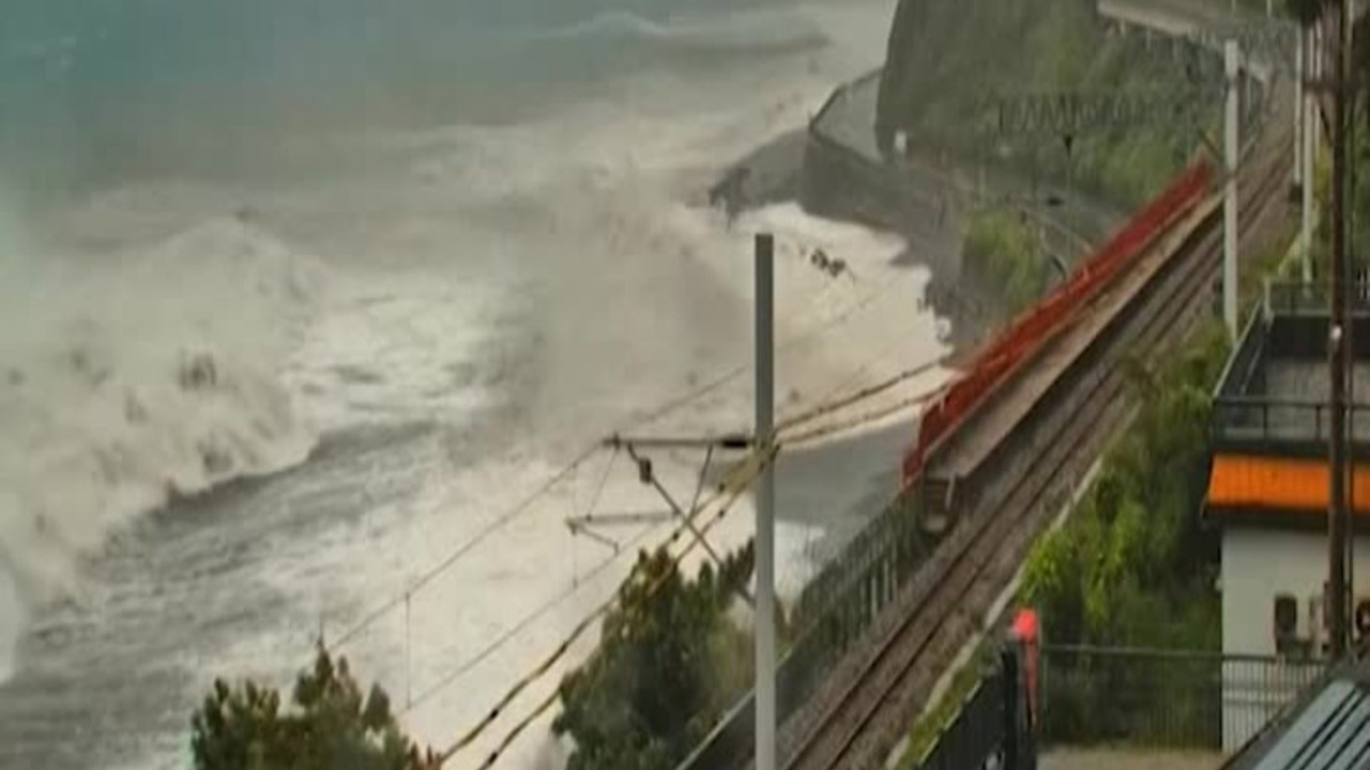Taiwan, il tifone Podul sulla costa: le immagini della tempesta e delle ...