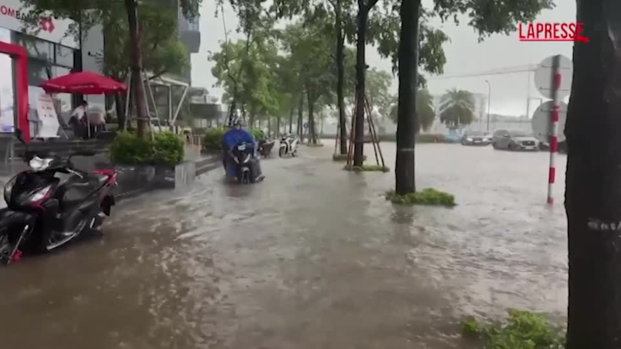Il tifone Kajiki colpisce il Vietnam: Hanoi allagata | Libero Quotidiano.it