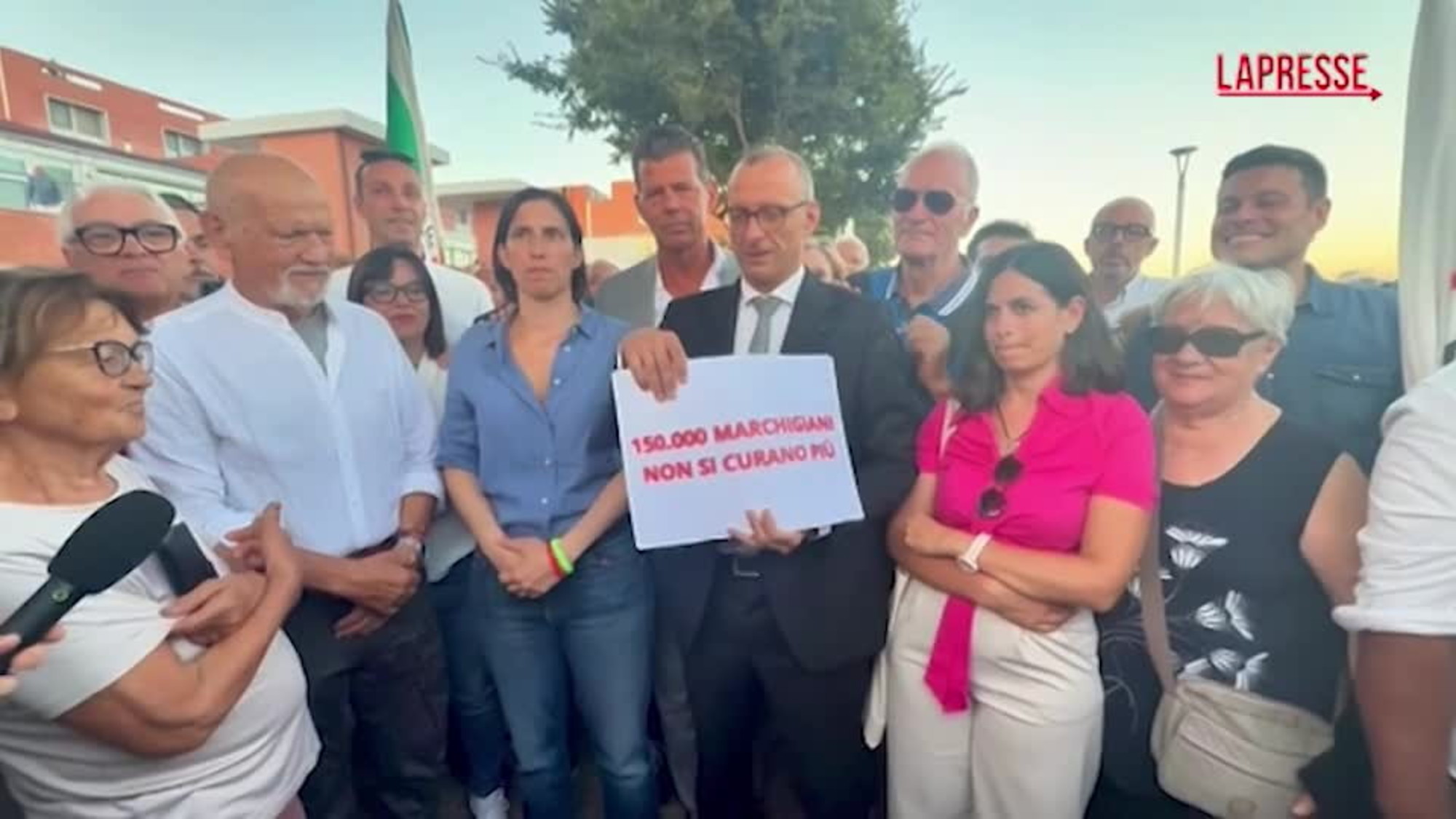 Schlein e Ricci ridotti al flash mob silenzioso | Libero Quotidiano.it