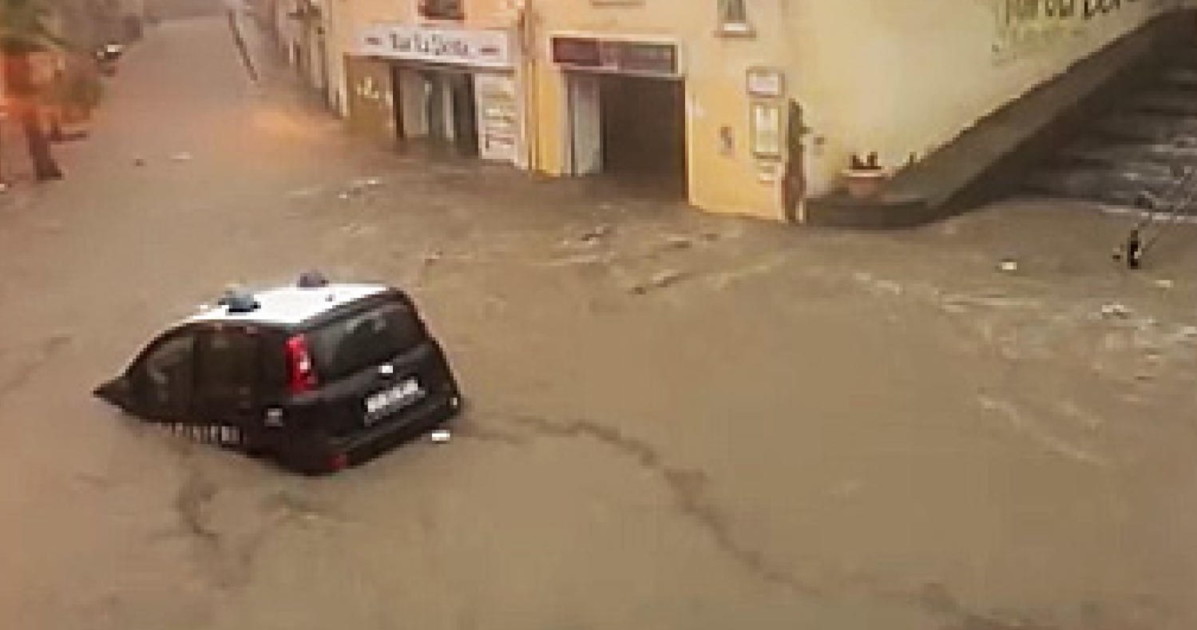 Ischia, nubigragi e strade come fiumi: auto dei carabinieri trascinate ...