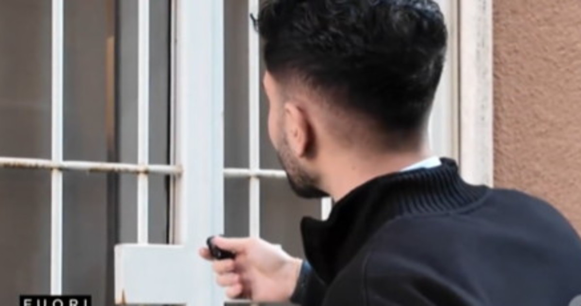 Fuori dal coro, l'abusiva è Lady Golpe: finisce a insulti | Libero ...