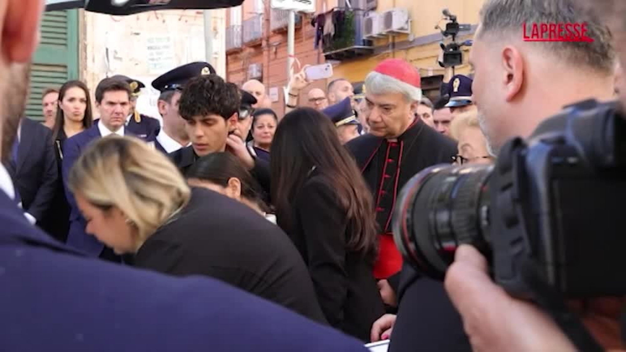 Napoli, funerali del poliziotto Scarpati. La moglie: "Nato e morto con ...