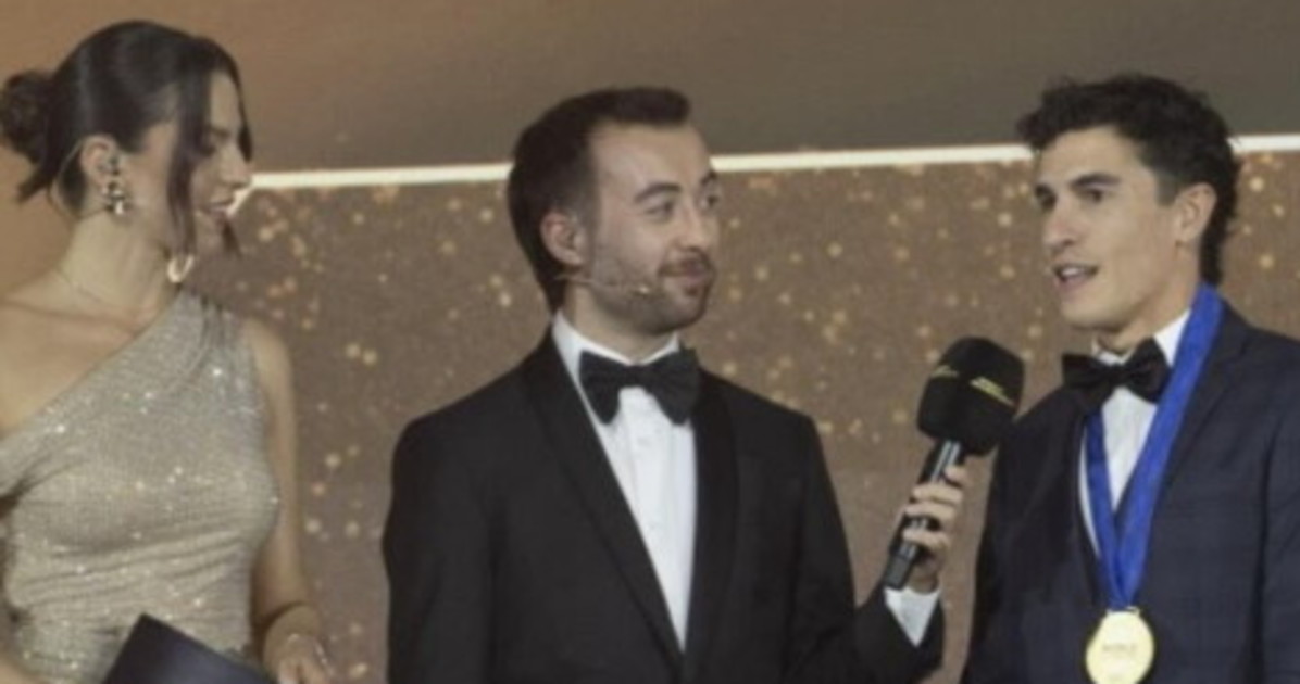 Valentino Rossi fischiato, interviene Marc Marquez: gelo sul palco ...