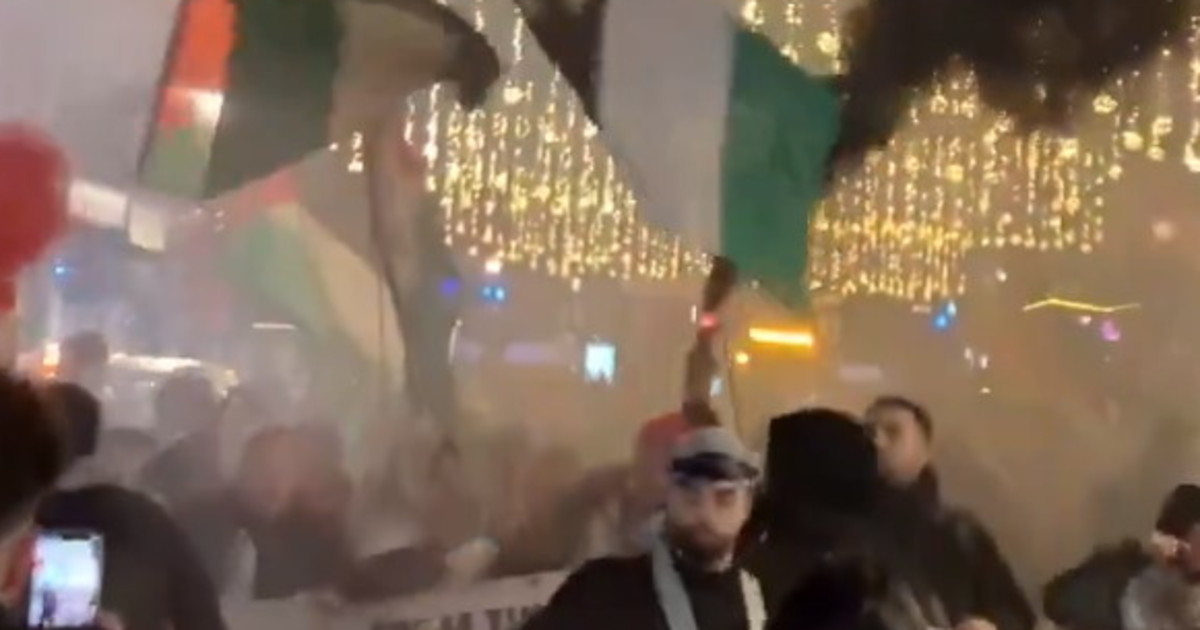 Bruxelles, gruppo di islamici assalta il mercatino di Natale | Libero ...