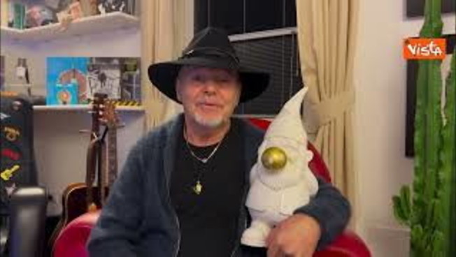 Gli auguri di Vasco Rossi con in braccio uno gnomo: Brindiamo al nuovo ...