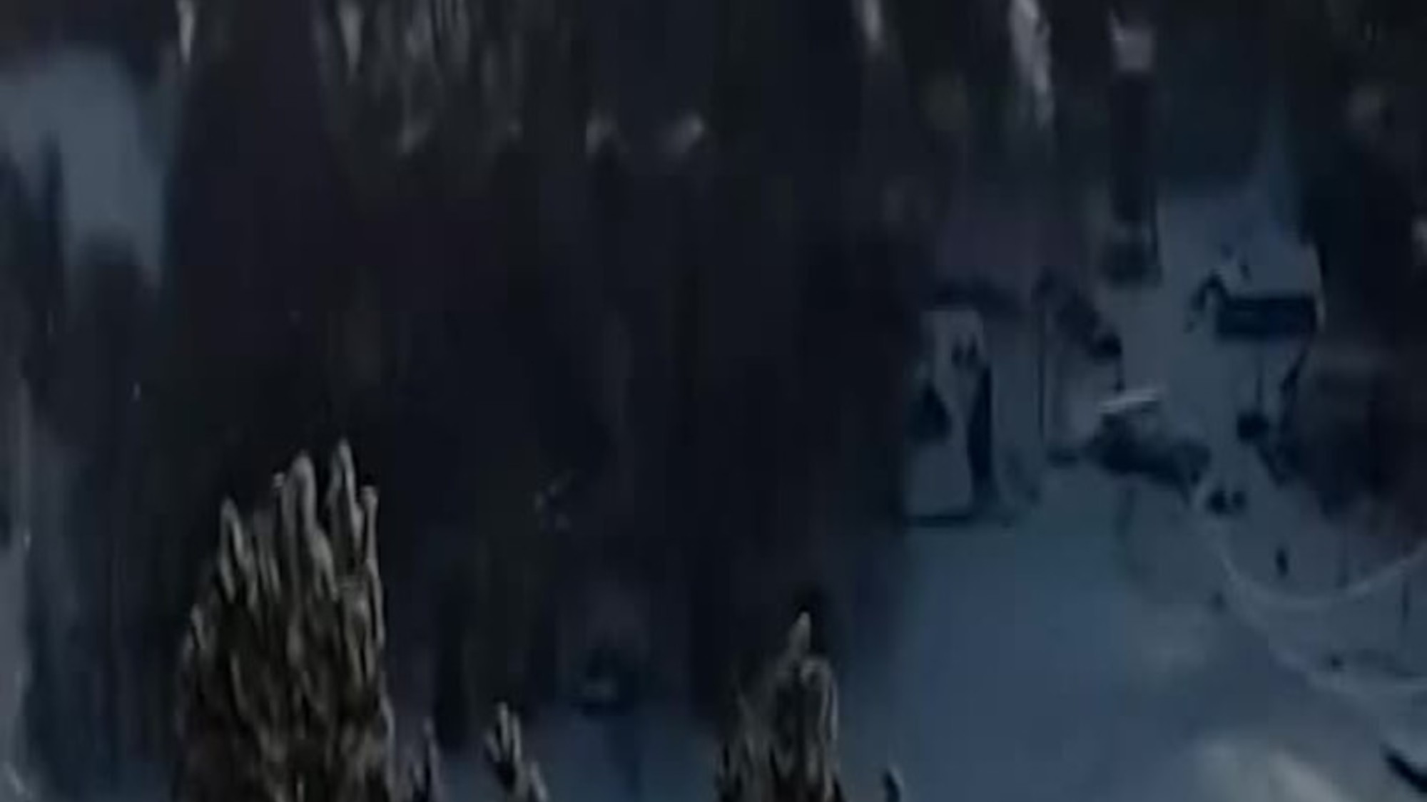 Russia, elicottero resta impigliato nei cavi di una funivia e precipita ...