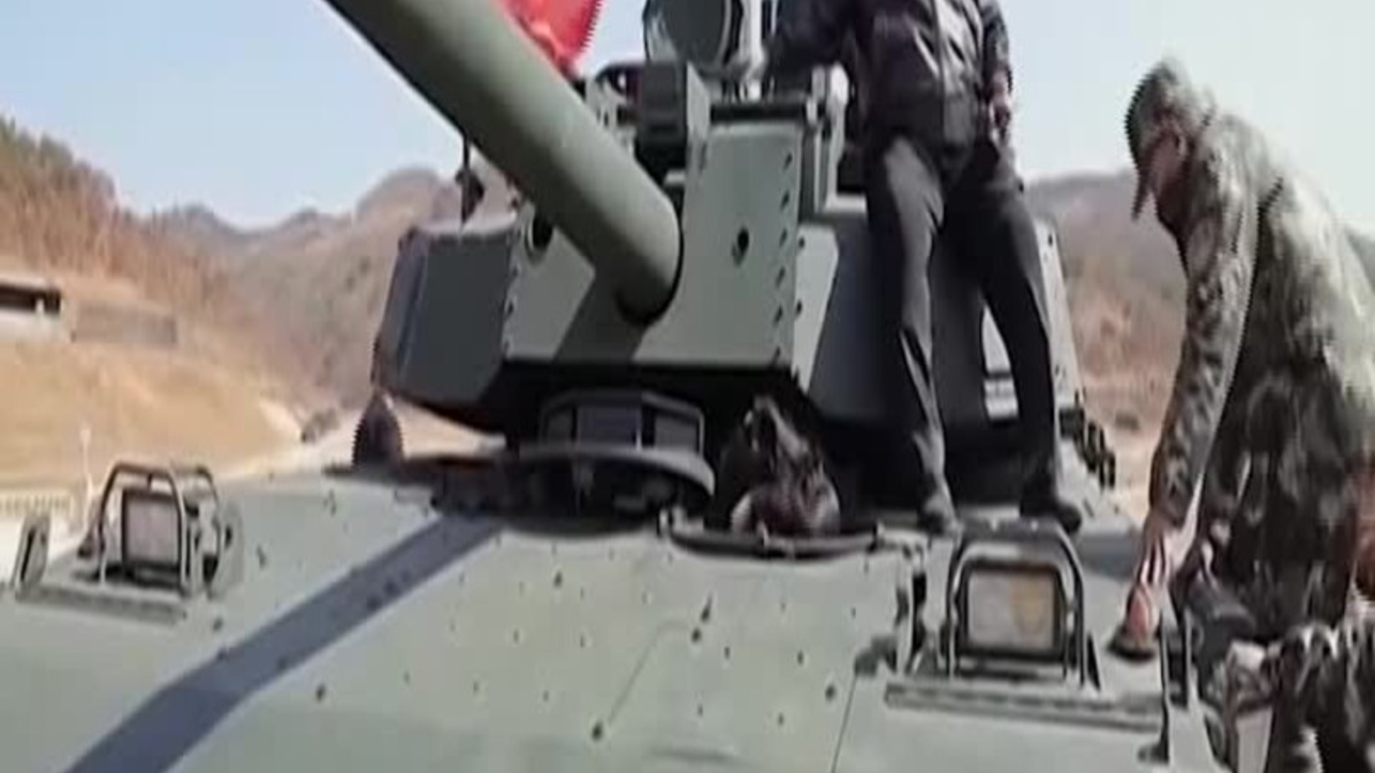 Corea del Nord, Kim sale su un carro armato | Libero Quotidiano.it