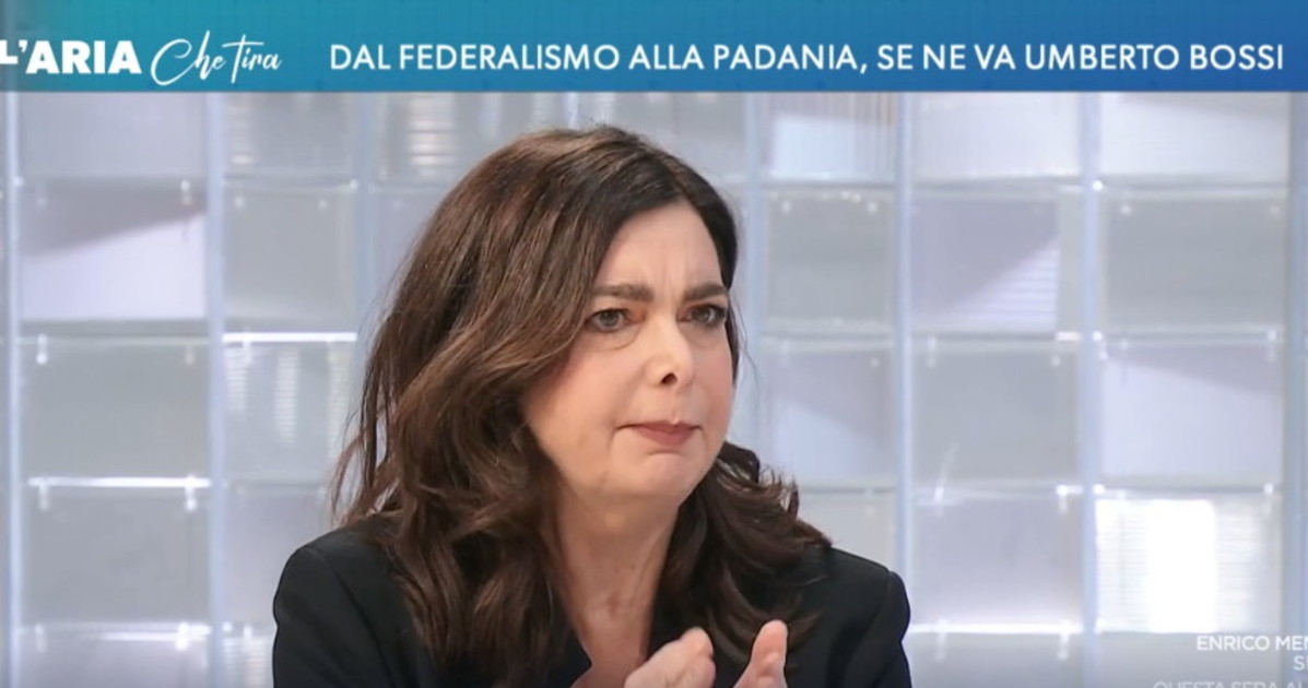 Laura Boldrini insulta Umberto Bossi dopo la morte: "Violento, sessista ...