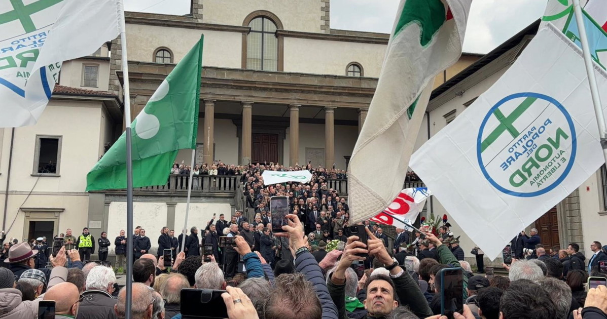 Bossi, i "funerali di popolo" a Pontida: orgoglio Salvini, applausi a ...
