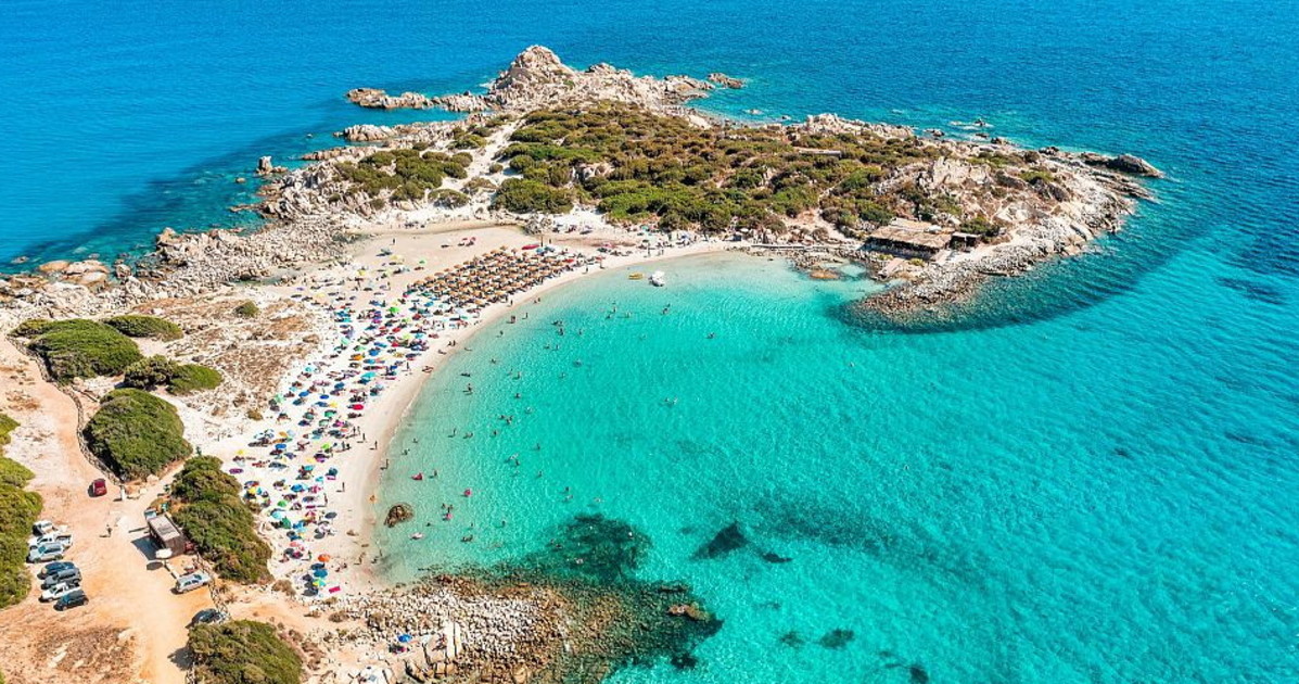 Sardegna, follia in spiaggia: ombrelloni solo per bimbi e anziani ...