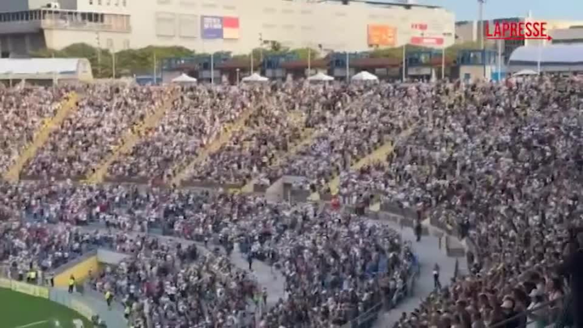 Leone XIV alle Canarie, 30mila fedeli intonano cori da stadio per ...